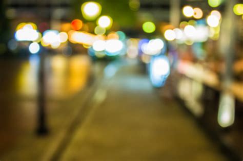 Bokeh 사람과 파티 장소 예약 하 고 인기 있는 바 클럽을 위한 저녁에 밝은 조명으로 밤 생활 개념을 흐려 0명에 대한 스톡 사진 및 기타 이미지 Istock