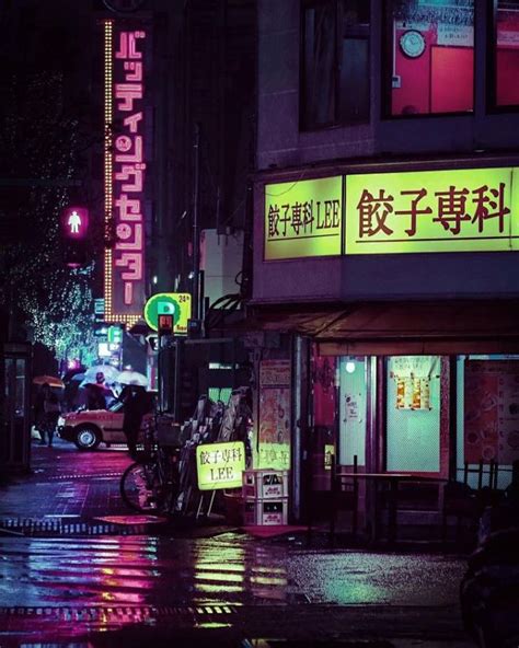 东京街头夜晚的霓虹灯