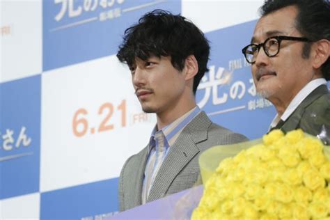 坂口健太郎、ヒゲ姿もイケメン！『劇場版 ファイナルファンタジーxiv 光のお父さん』父の日記念イベント：フォトギャラリー｜シネマトゥデイ