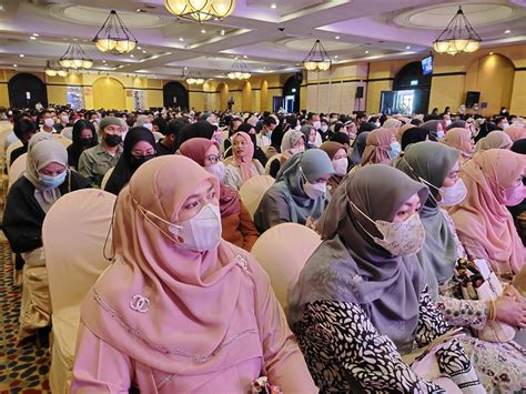 จุรินทร์ ซูมจากสภา นำ 6 ผู้ประสบความสำเร็จธุรกิจ อบรมวิสาหกิจชุมชน 3จว ใต้ กว่า 1 000 คน