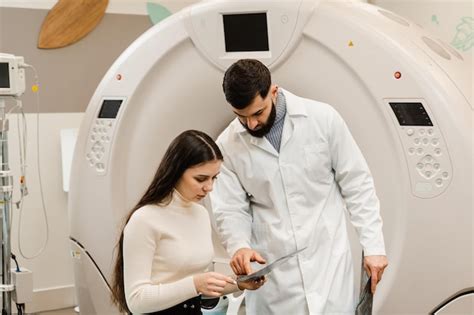 Ct doctor consultando al paciente y mostrando la radiografía del