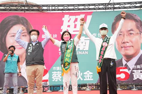 郭國文 距離大選倒數35天，國文馬不停蹄為黨內同志輔選及站台！ 上午先來到 佳里 替 家婆認真 蔡蘇秋金