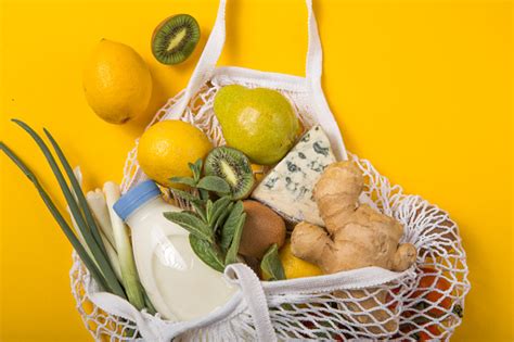 ゼロ廃棄物の概念パッケージフリーの食品ショッピングオーガニックフルーツや野菜を使ったエコフレンドリーな天然袋持続可能なライフスタイルの概念