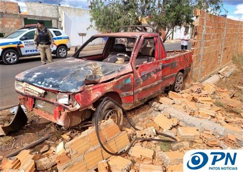 Motorista Bate Carro Em Muro E Foge No Bairro Alto Da Serra