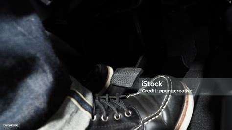 가속 및 브레이크 앞을 운전하기 위해 자동차의 발 페달을 누르는 가속기와 브레이크 페달을 차 안에서 장착할 수 있습니다 차의 가속 페달을 밀어 자동차를 운전 하는 드라이버