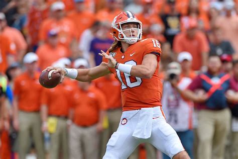 Video Clemsons Trevor Lawrence Throws For 391 Yards 5 Tds In 1st