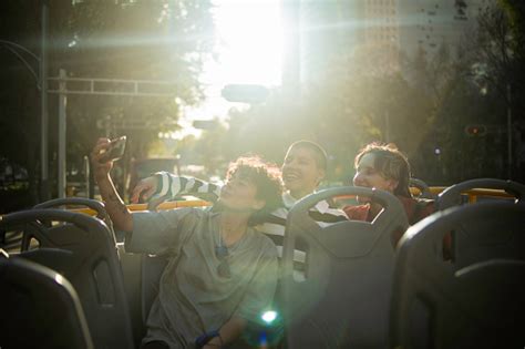 도시를 탐험하는 관광 버스를 타고 있는 세 명의 젊은 라틴 여성 그들은 셀카를 만들고 있습니다 야외에 대한 스톡 사진 및 기타 이미지 Istock