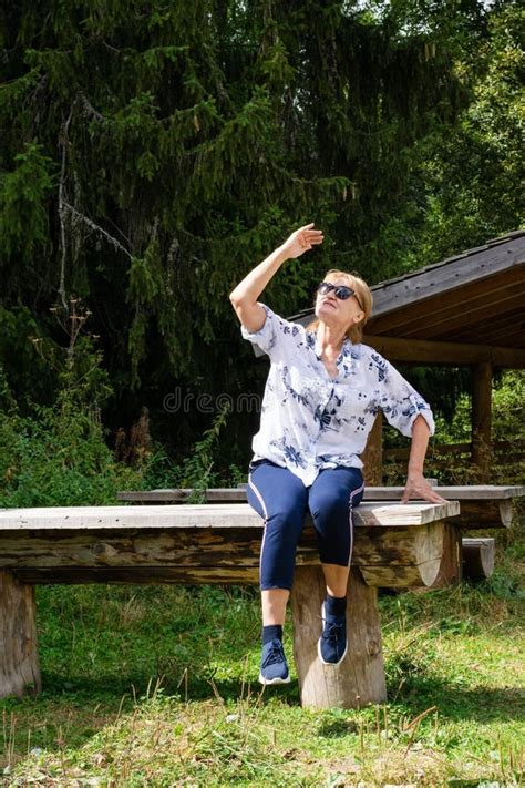 Seniorvrouw In De Natuur Gezonde Leefstijl Buiten Stock Foto Image