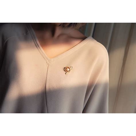 Trâm Cài Áo Hình Ốc Sên May Mắn Ghim Áo Đính Ngọc Trai Tự Nhiên Madame