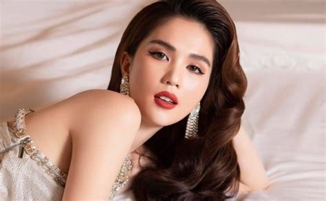 Ngọc Trinh Mặc Bikini Vỏ Sò Có Thiết Kế Lạ Mắt Tự Tin Khoe Vóc Dáng