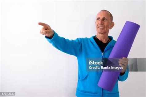 사람의 행복 대머리 수석 요가 매트를 흰색 배경에 대 한 체육관에 대 한 준비가 거리에서 가리키는 동안 미소 촬영 스튜디오 60 64세에 대한 스톡 사진 및 기타 이미지