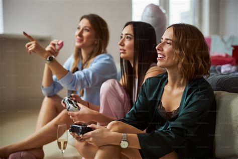 딸기 마카롱을 들고 비디오 게임을 하는 친구들이 바닥에 앉아 있는 여자 사진 Unsplash의 우정 이미지