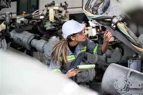 로봇 기계 자동화를 담당하는 유지 보수 엔지니어 작업자 Stem 주제에 대한 스톡 사진 및 기타 이미지 Stem 주제 개발
