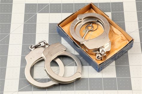 2x Smith And Wesson Sandw Model 90 Regular Nickel Finish Handcuffs And Key With Boxのebay公認海外通販｜セカイモン