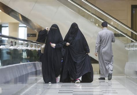 Saudi Program Calls For Gender Mixing No Prayer Closure Bloomberg