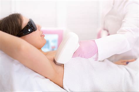 다이오드 레이저 머리 제거 Beautician는 아름다운 여성 겨드랑이에 머리카락을 제거 부드러운 피부를위한 머리 제거 뷰티