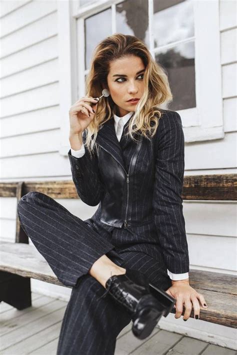 Schitts Creek Star Annie Murphy Talks Fame Fashion And Working As A