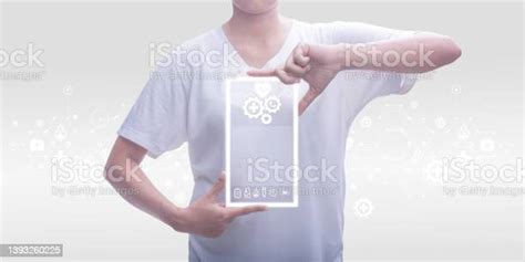 전자 의료 기록 태블릿 디지털 의료 및 네트워크 연결에 혁신 기술을 터치하는 의학 의사는 현대 가상 화면 인터페이스 의료 및
