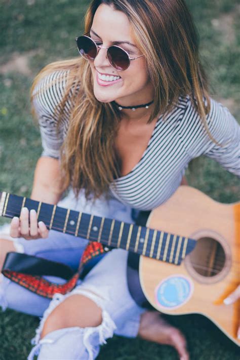 弹吉他的女孩图片 桥上弹吉他的女孩素材 高清图片 摄影照片 寻图免费打包下载