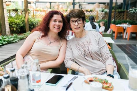 Una Madre Matura Felice E Sua Figlia Adulta Si Divertono A Conversare
