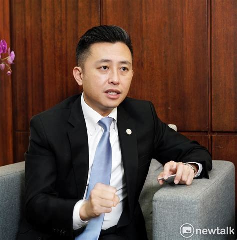 林智堅碩士學位遭雙殺！顏擇雅反質疑台大和中華大學詐騙 應還林智堅學費