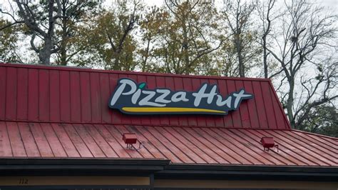 What It Was Like Eating At Pizza Hut In The 1970s