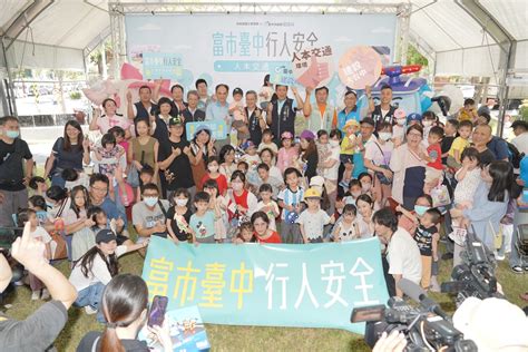 救援小英雄poli與市民同樂！ 中市建設局偕中央首辦人本交通戶外宣導活動
