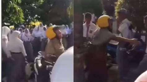 Foto Guru Perempuan Di Bully Puluhan Murid Saat Mau Pulang Sekolah Kunci Motor Diambil