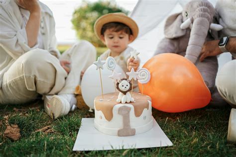 케이크 앞에 앉아 있는 어린 소년 사진 Unsplash의 생일 축하해요 이미지