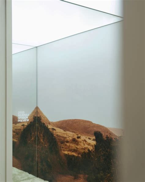 도슨트디자인 ⠀ 무신사 25ss 프리뷰 팝업스토어는 일상의 경계를 넘어선 새로운 경험을 제공하고자 고요한 사막 속 휴양지 리조트에서 영감을 받은 공간으로 구성하였습니다