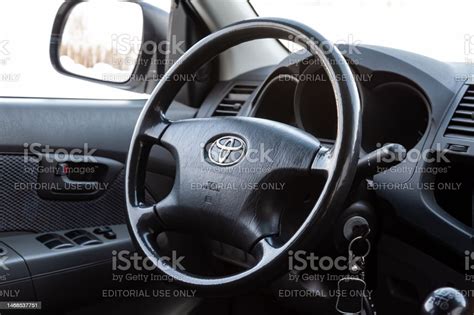 대시 보드 스티어링 휠 앞 좌석을 볼 수있는 자동차 Toyota Hilux 픽업의 내부는 주차 판매 전 청소 후 실내에 대한