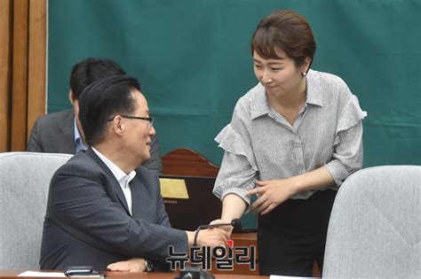 포토 악수 나누는 박지원 이언주 Save Internet 뉴데일리
