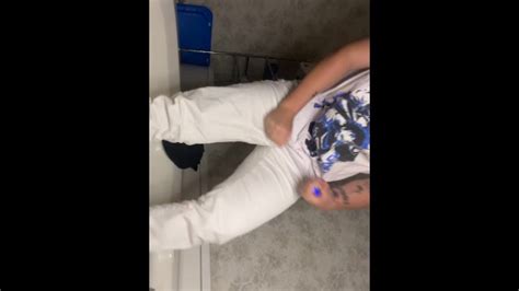 浴缸中的子弹振动器和全白服装 Pt 1