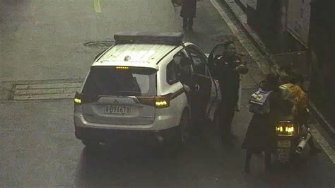 一辆电动车上共骑乘5人，交警立即将其拦停并处罚凤凰网视频凤凰网