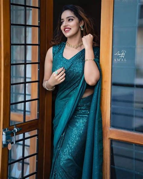 Malavika Menon Looks Delightful In Yellow Saree Curvy Women Fashion Indian Beauty Saree