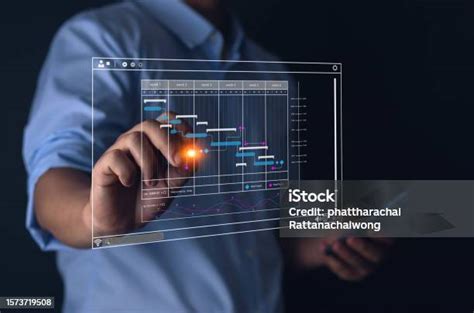 비즈니스 사람들은 작업 프로젝트를 보여주고 마일스톤 진행 상황 및 일정 다이어그램을 계획하여 작업을 업데이트합니다 개발에 대한 스톡 사진 및 기타 이미지 Istock