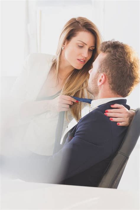 Angestellter Der Ihren Chef Auszieht Stockbild Bild Von Angelegenheit Korporativ