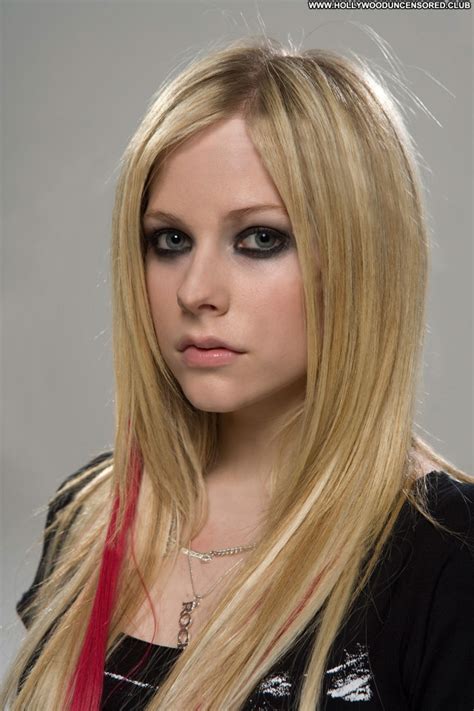 Avril Lavigne Beautiful Celebrity Babe Posing Hot Doll Nude Scene