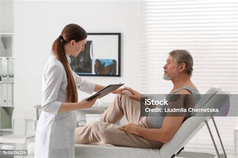 병원에서 무릎 부상을 입은 환자를 진찰하는 정형외과 의사 20 24세에 대한 스톡 사진 및 기타 이미지 20 24세 2명 70 79세 Istock