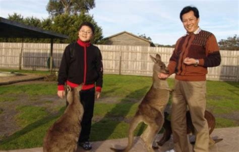 前妻患精神病離世，後娶了個混血嬌妻，兩個兒子長得一點不像他 每日頭條