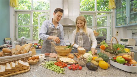 야채와 과일 샐러드를 요리 하는 서양 부부의 초상화 부엌 카운터에서 아침 식사 음식 가정에서 부엌에서 유기농 재료와 빵집 빵집 준비 사람들 가족 활동 라이프 스타일 2명에