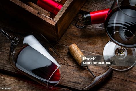 빨간 와인 잔과 병 코르크 마개와 코르크 마개를 소박한 나무 테이블에 올려 놓음 0명에 대한 스톡 사진 및 기타 이미지 0명 갈색 고풍스런 Istock