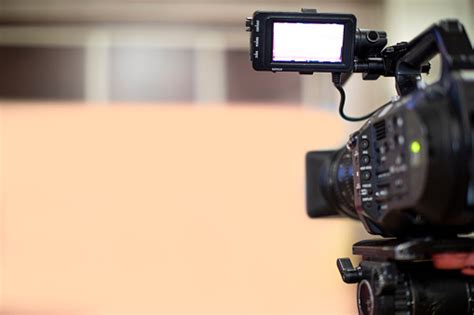 회의실에서 배경을 작업하는 사람들과 라이브 비디오 스트리밍을 하는 비디오 카메라 선택적 초점 스톡 사진 언론 회견에 대한 스톡 사진 및 기타 이미지 Istock