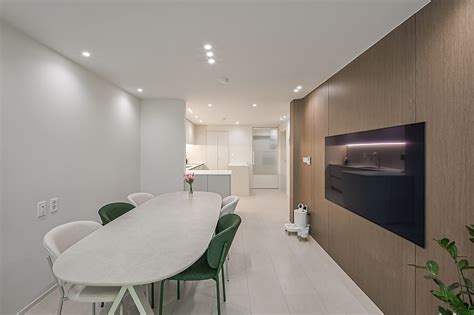 최법연 20평대아파트인테리어 개방감과 실용성을 살려 리모델링을 진행한 곳 따뜻한 분위기를 더해주는 우드 아트월 인테리어로 신혼부부의 아늑한 생활공간을 연출했습니다