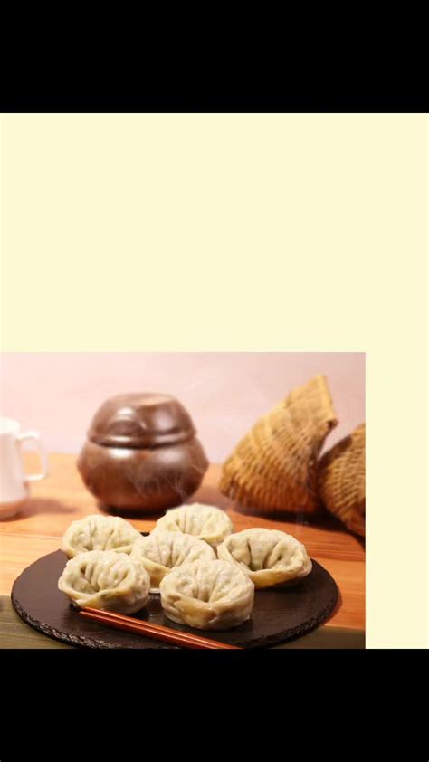 Zrrkrwcd4 푸짐한 국산 돼지고기와 신선한 채소가 한가득 토박이 고기왕만두 부드럽고 두툼한 만두피 속 담백하고 풍부한 육즙이 한가득~ 푸짐해서 왕