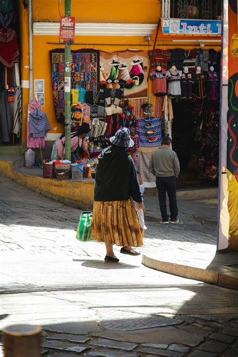 Andes 거리 사진 거리 장면 걷고 있는 관광 교차로 기념품 가게 기와 남미 문화 남아메리카 낮 노점상