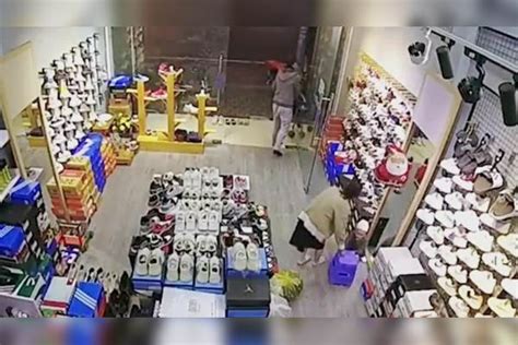 监控下的一幕：不就是一个老鼠吗，吓的娃也不要了