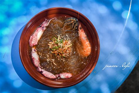 新北｜馬崗石頭屋咖啡美食：與眾不同的觀海咖啡美食，咖啡廳裡的香腸特別好吃！？ 輕旅行
