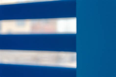 커튼 창 근처 파란색 벽의 조각커튼 창 근처 파란색 벽의 조각 0명에 대한 스톡 사진 및 기타 이미지 0명 근거리 초점 디자인 Istock