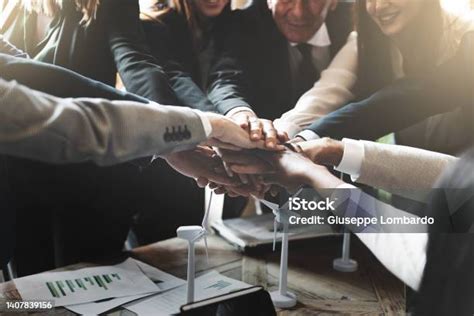 사업가 그룹은 재생 가능 풍력 에너지 프로젝트에 손을 잡고 팀의 성공 비즈니스 및 지속 가능성 라이프 스타일 개념을 축하합니다 비즈니스에 대한 스톡 사진 및 기타 이미지